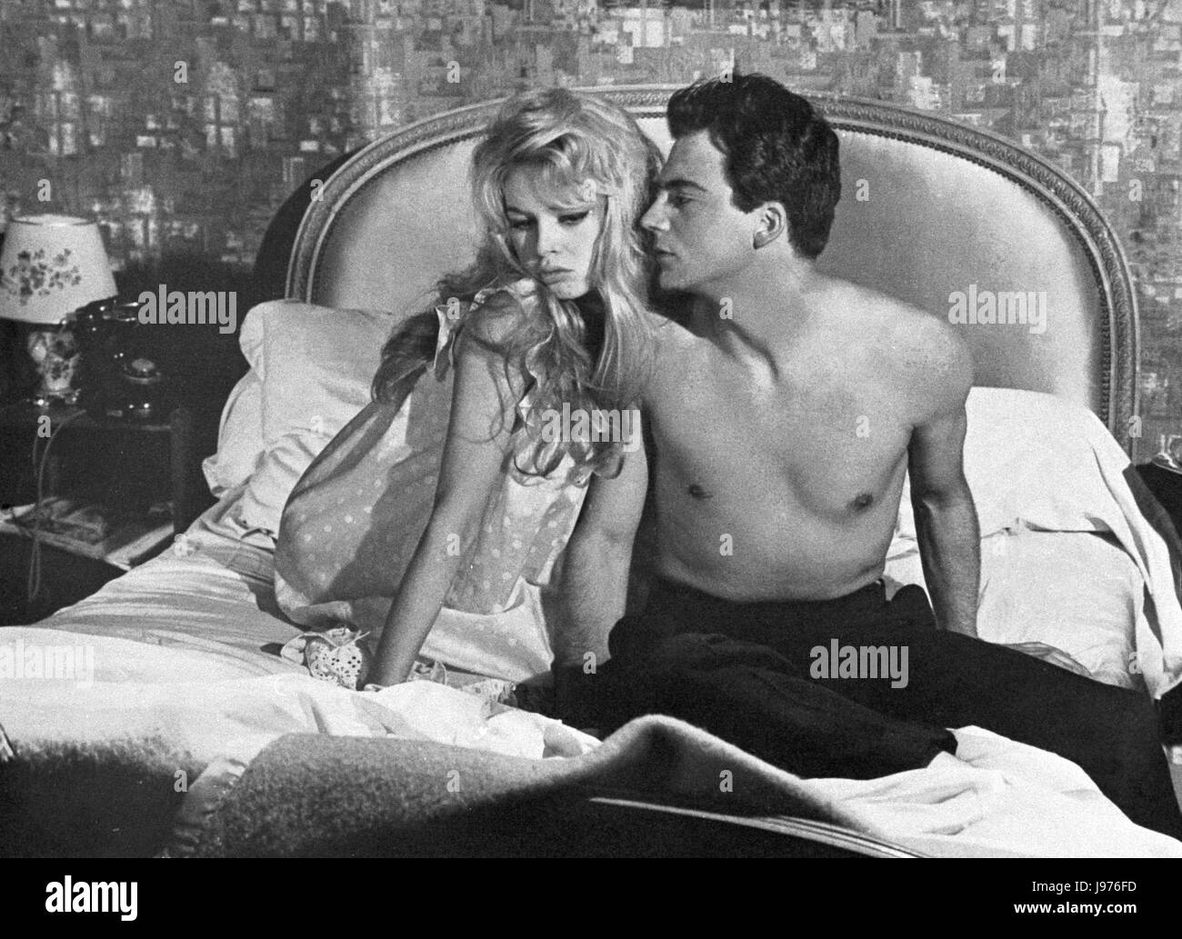 Mit waffen einer frau Banque d'images noir et blanc - Alamy