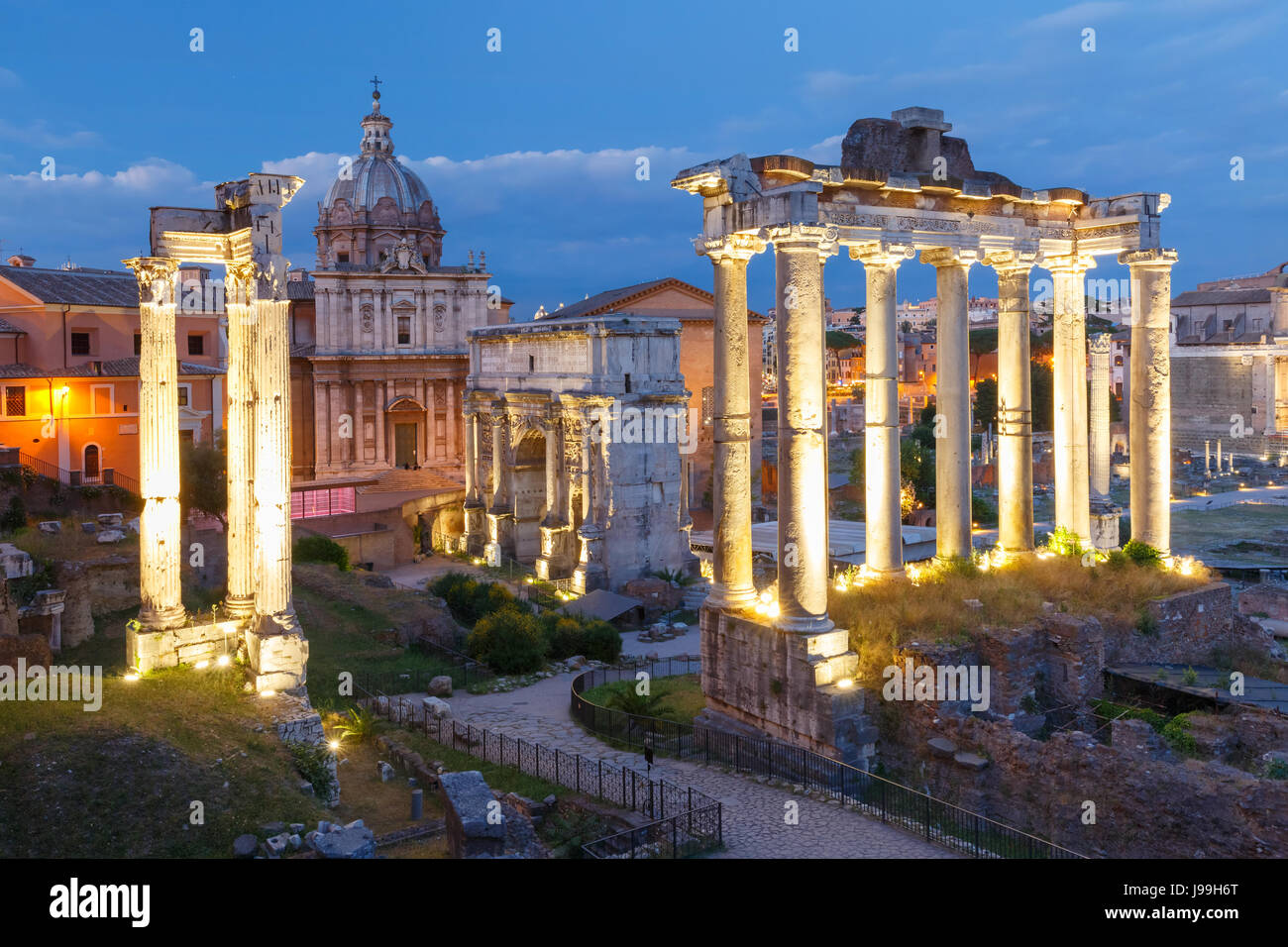 Ruines du forum romain la nuit Banque de photographies et d’images à ...