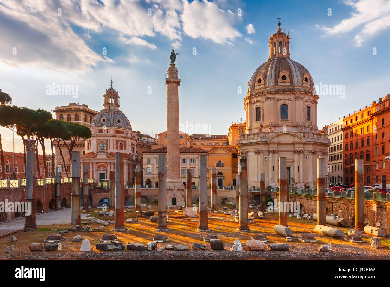Ancien Forum de Trajan au coucher du soleil, Rome, Italie Photo Stock ...