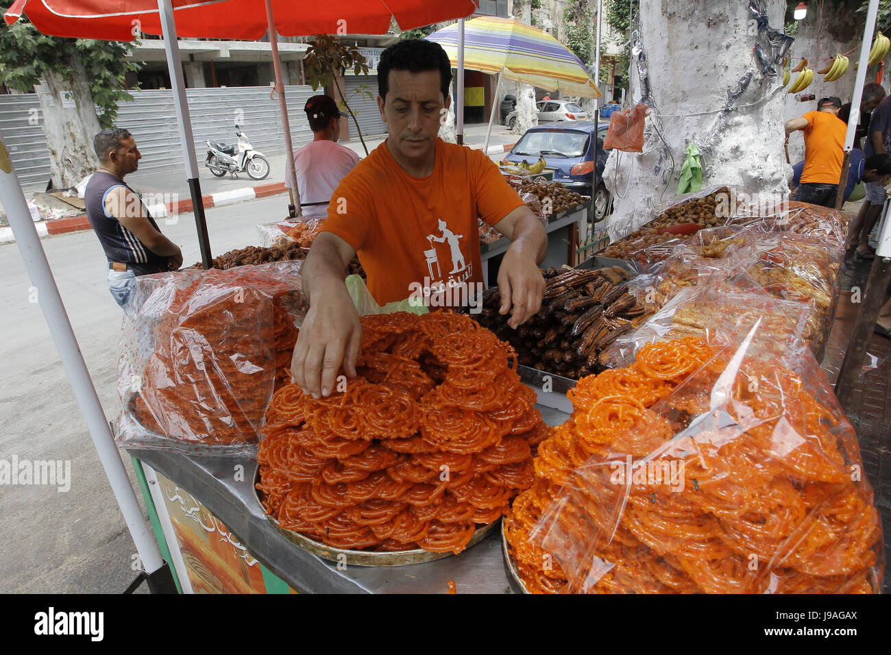 Boufarik. 1er juin 2017. Une pâtisserie algérienne fait un doux spécial ...