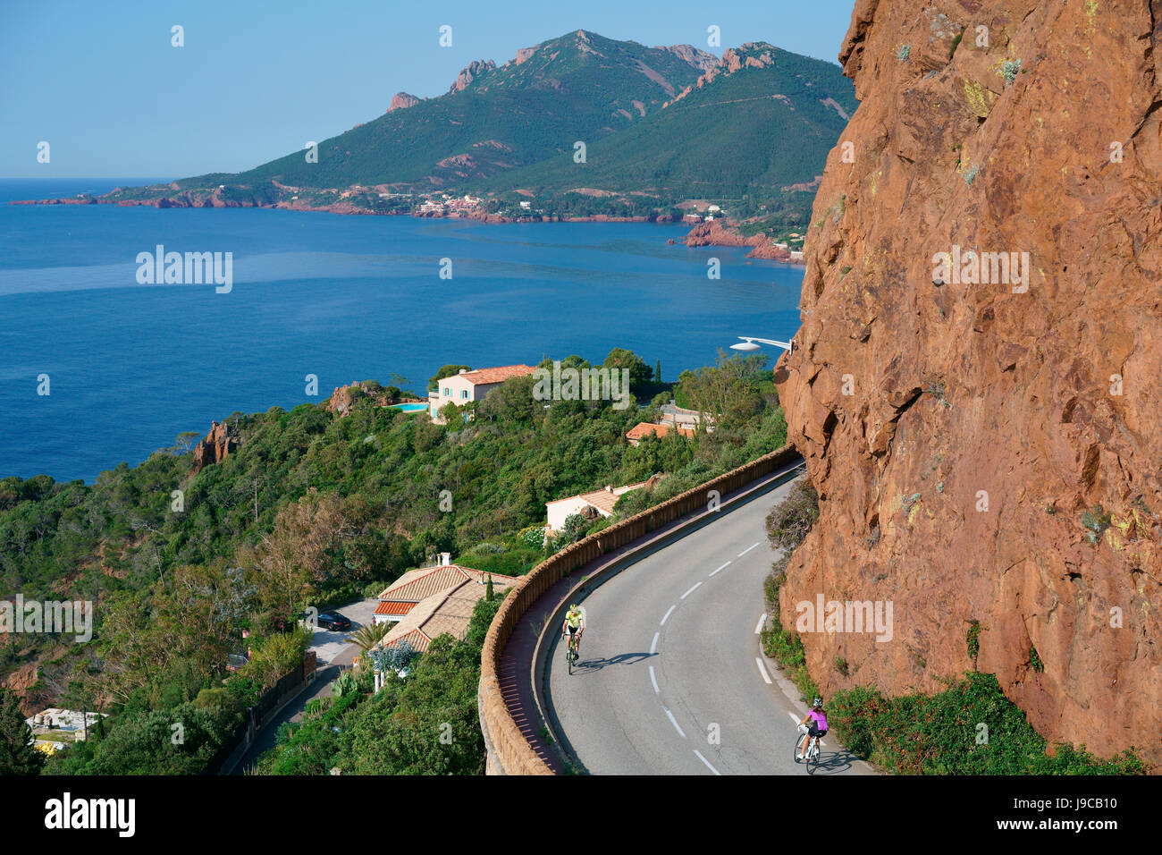 Cyclistes sur la pittoresque Corniche d'Or entre la roche volcanique ...