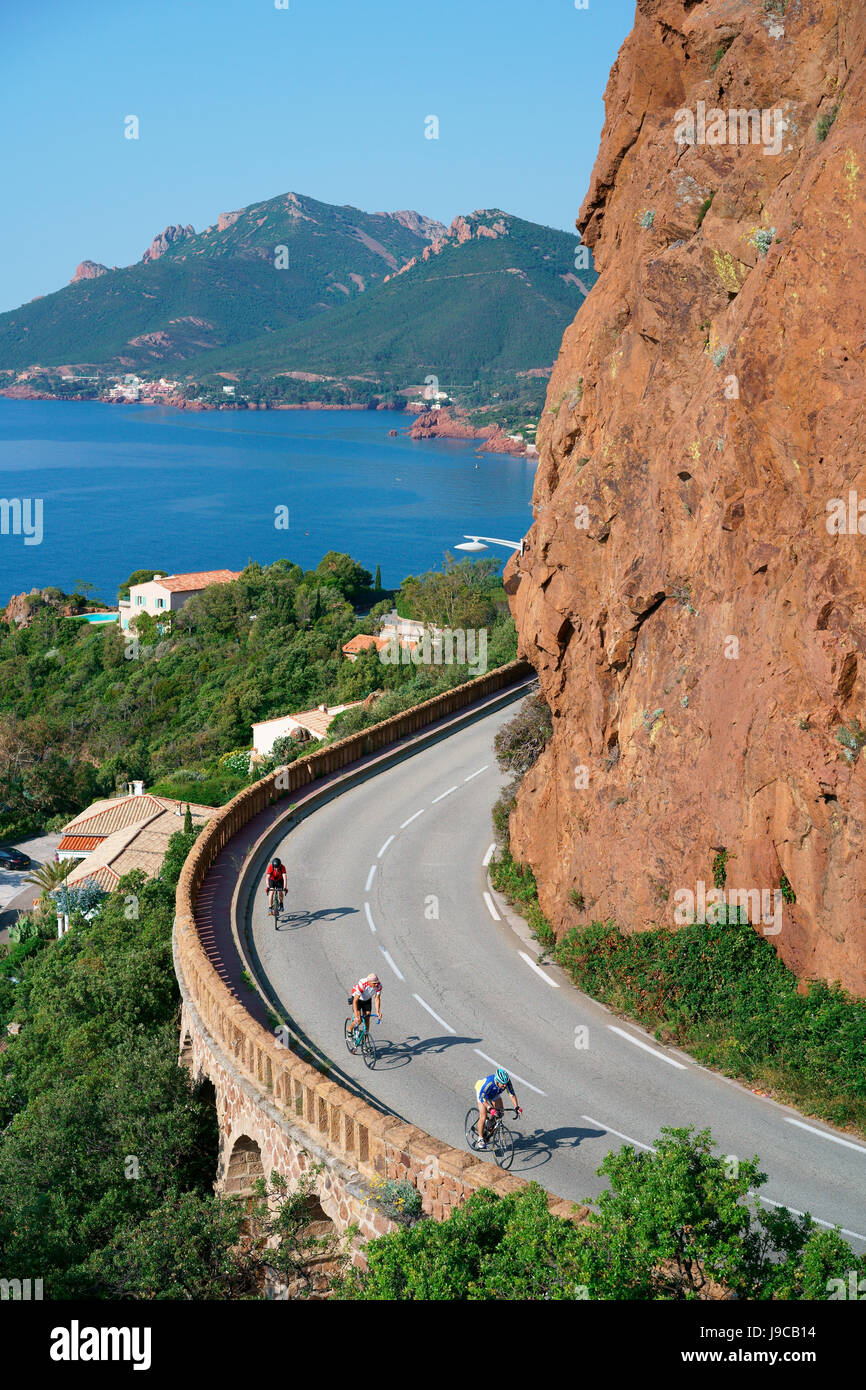 Cyclistes sur la pittoresque Corniche d'Or entre la roche volcanique ...
