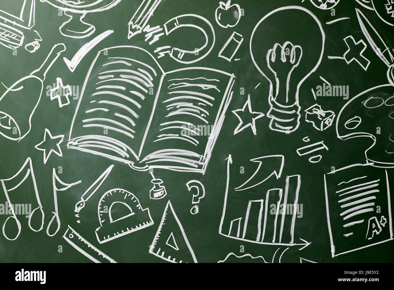 Dessiné des symboles de matières scolaires sur une ardoise, Close up ...