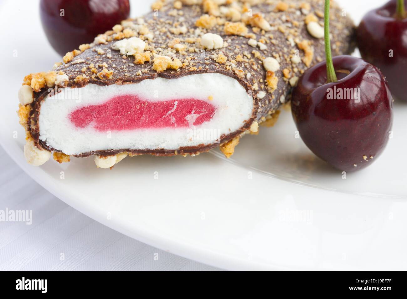 Eskimo crème glacée à la vanille avec du chocolat et cerises noires ...