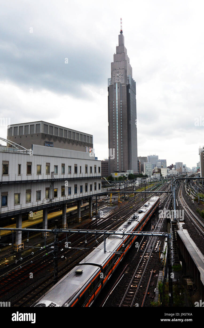 Les trains dans la gare de Shinjuku à Tokyo Photo Stock - Alamy