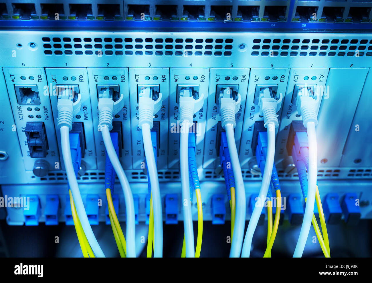 Fibres optiques et câbles connectés à des ports optiques et de l'UTP ...