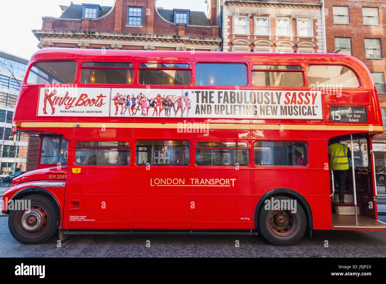 L'Angleterre, Londres, Routemaster rouge traditionnel Double Decker Bus ...