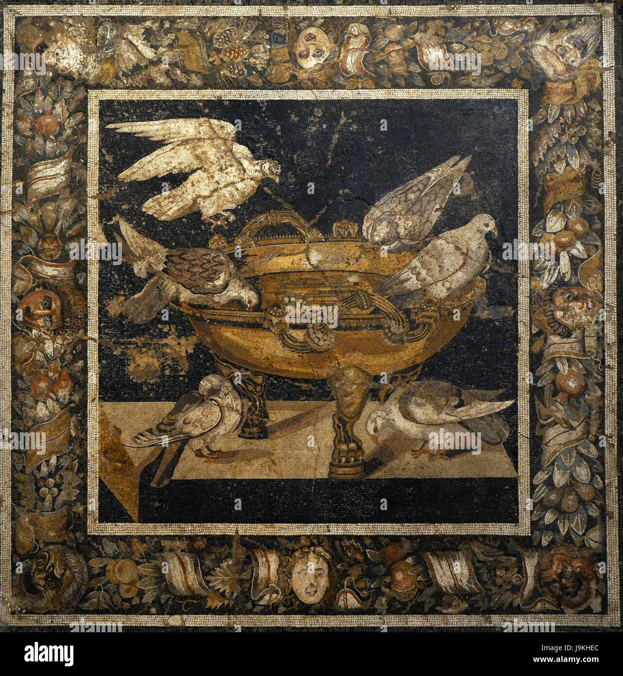 Roman mosaïque représentant des colombes buvant dans un bol ...