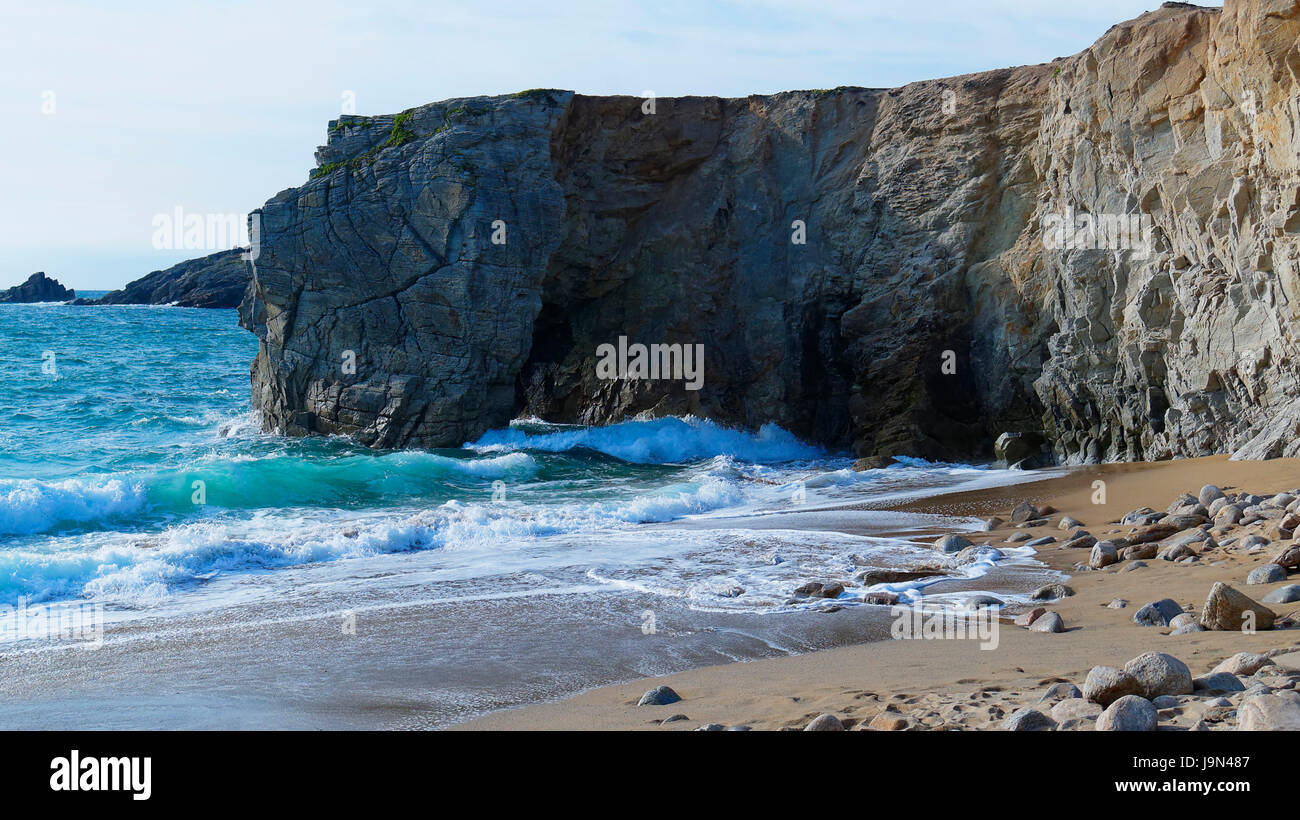 Arche de Port Blanc, côte sauvage (île de Quiberon, Morbihan, Bretagne ...