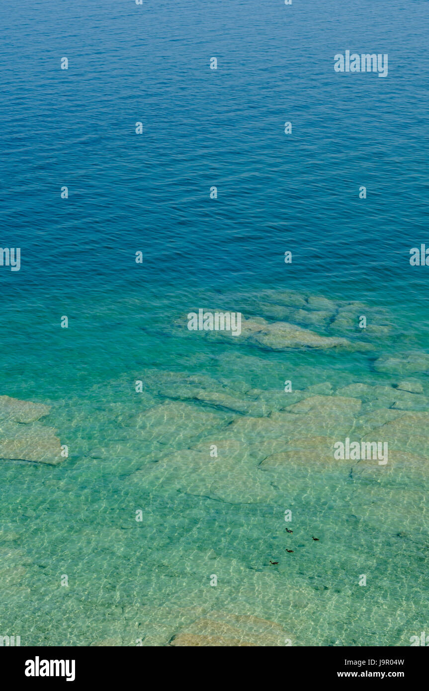 Eau limpide du lac Banque de photographies et d’images à haute ...