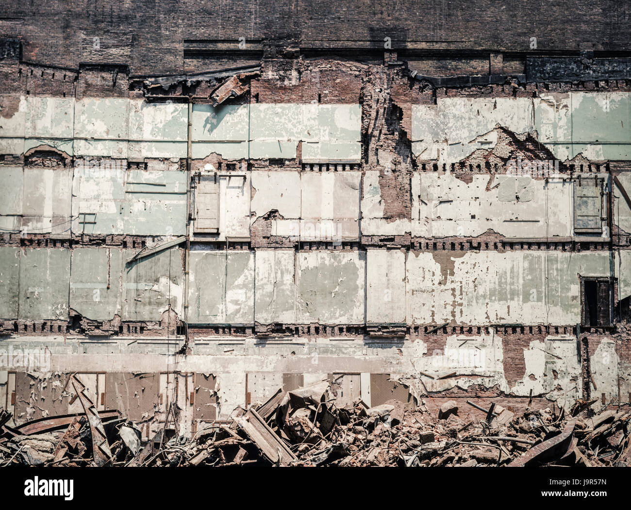 Demeure d'étages sont visibles sur le mur exposé d'un bâtiment adjacent ...