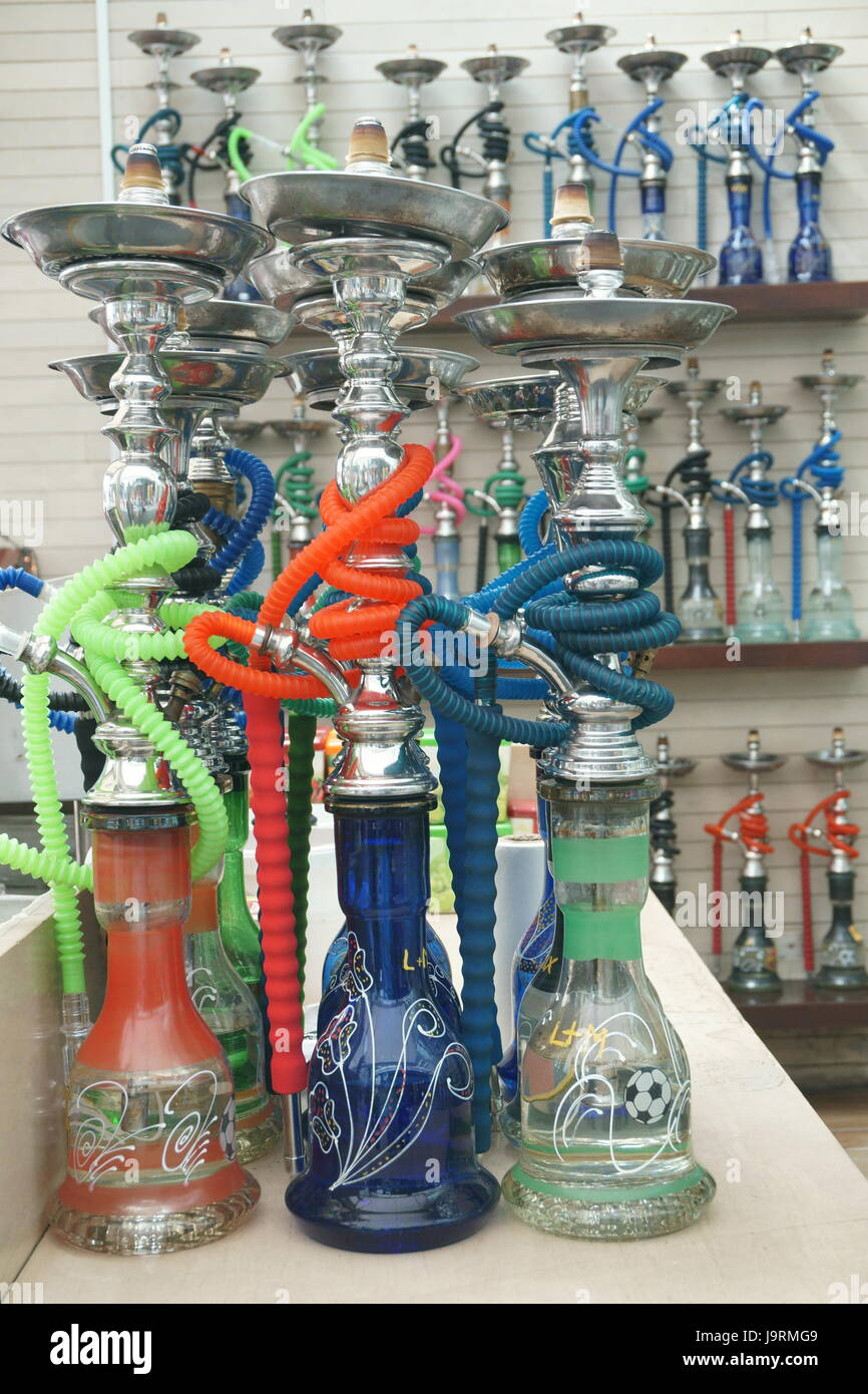 Shisha smoking Banque de photographies et d’images à haute résolution ...