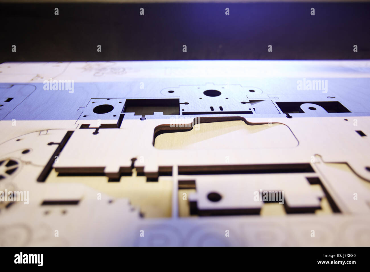 Contreplaqué - multiplex avec détails gravés composé par machine ...