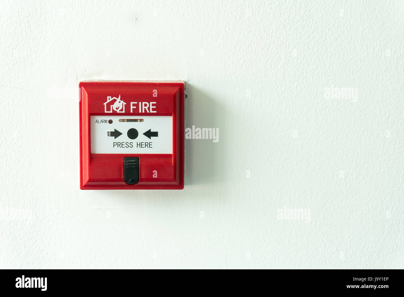 Interrupteur à bouton-poussoir d'alarme incendie sur le mur de ciment ...