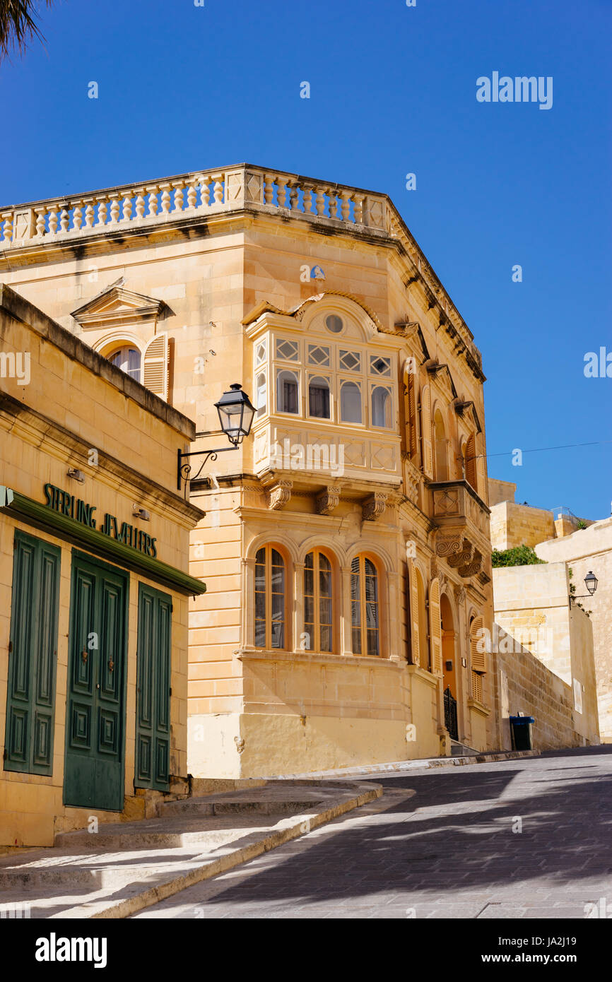 Maison traditionnelle maltaise construit de calcaire avec des balcons ...