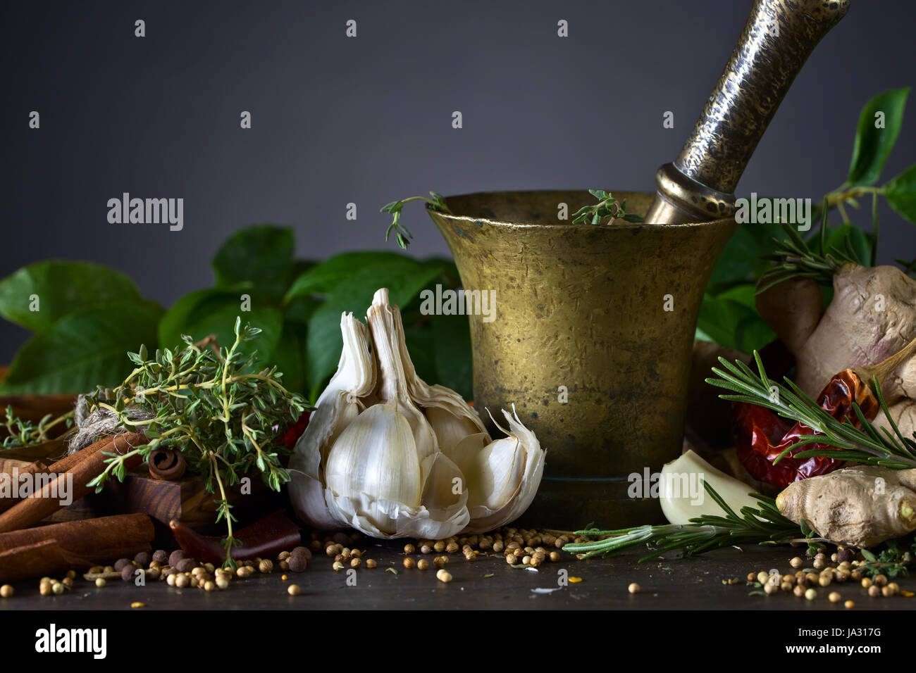 Différentes herbes et épices sur une table en bois . Ancien mortier en ...