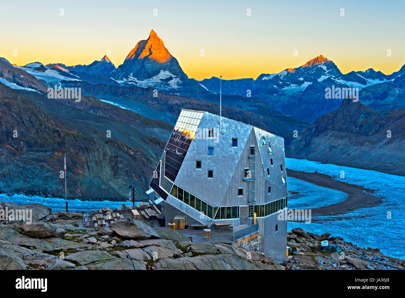 L'aube à la Cabane du Mont Rose, Monte Rosa Hütte, au-dessus du glacier ...