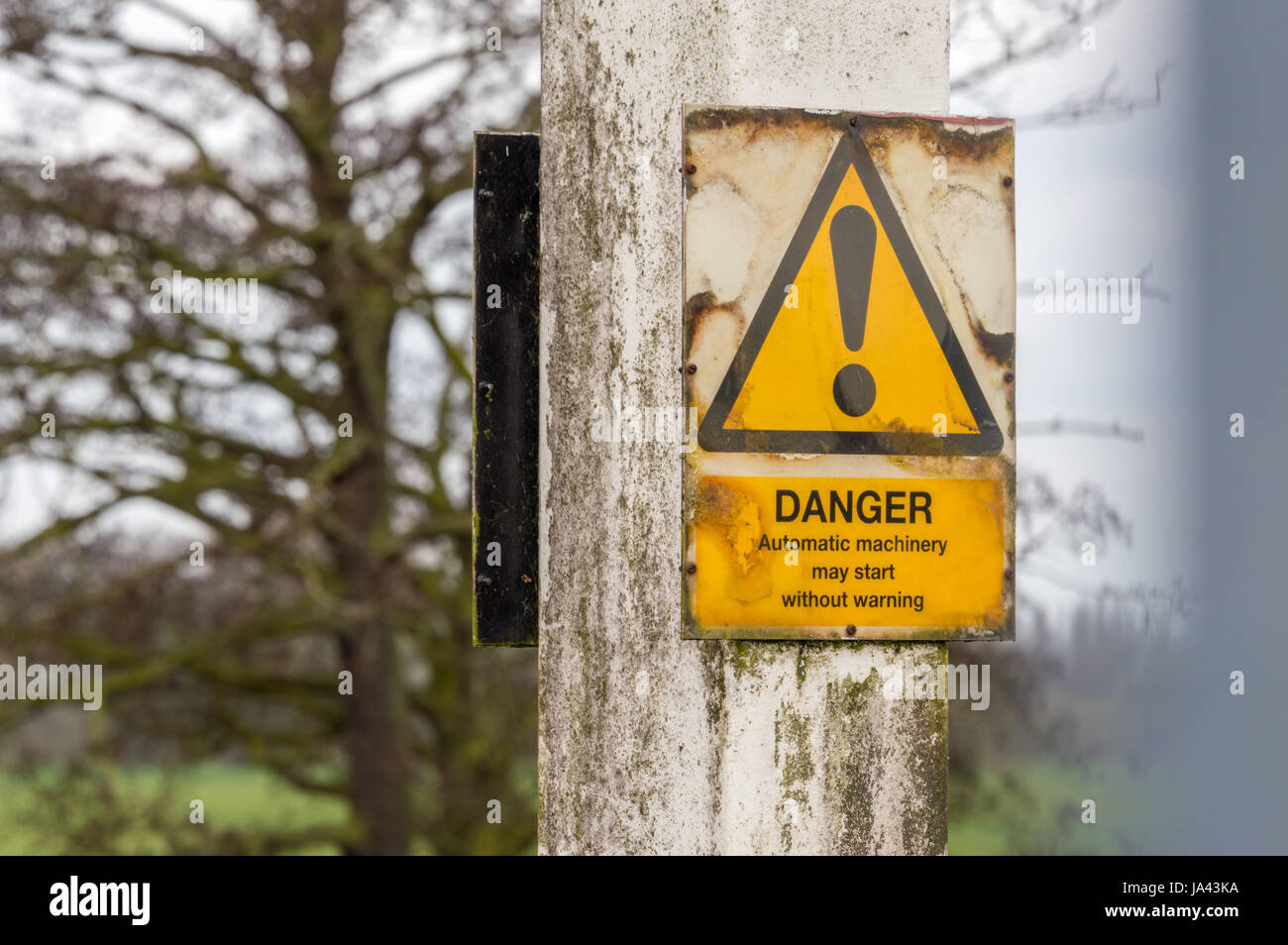 Yellow triangle warning sign exclamation Banque de photographies et d ...