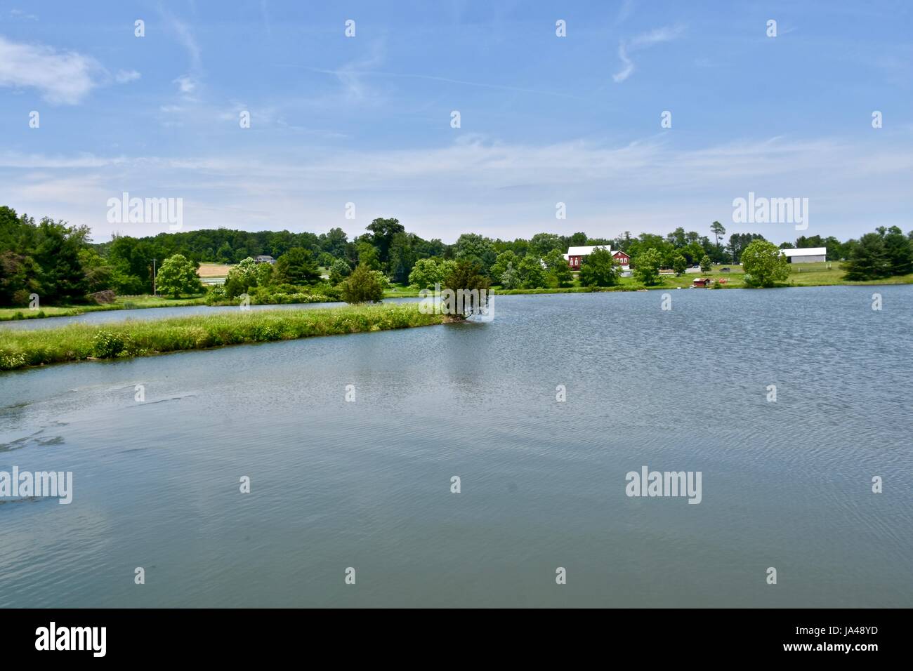 Ferme au bord du lac Banque de photographies et d’images à haute ...