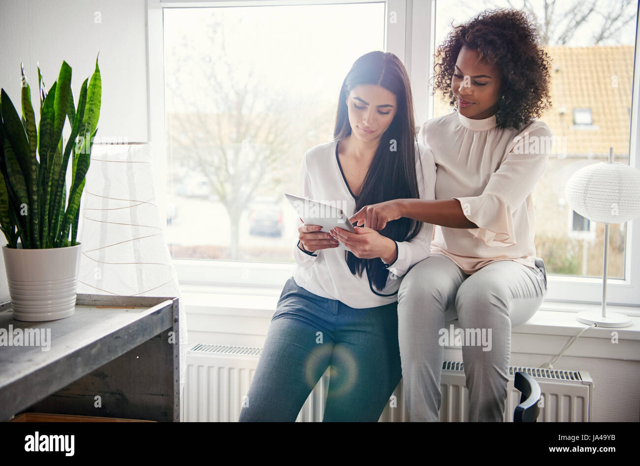 Discussion deux personnes assises Banque de photographies et d’images à ...