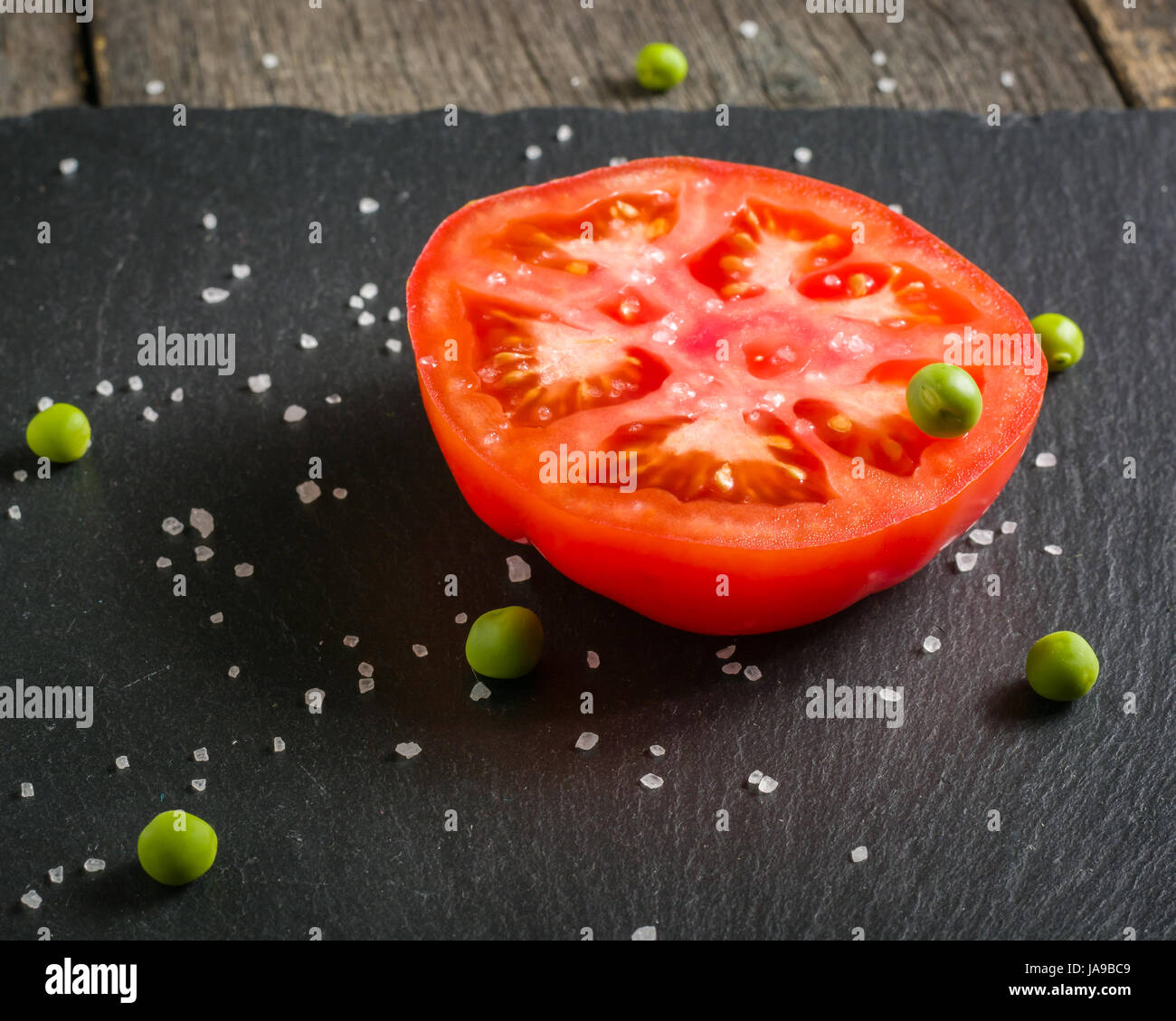 Couper rouge tomate avec des graines et de motifs. Vue de dessus. Fond ...