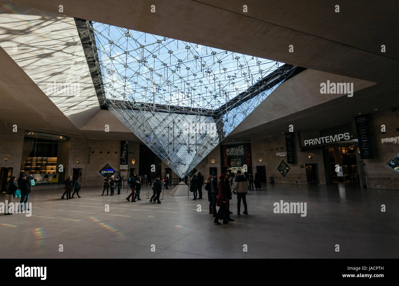 Piramide du louvre Banque de photographies et d’images à haute ...
