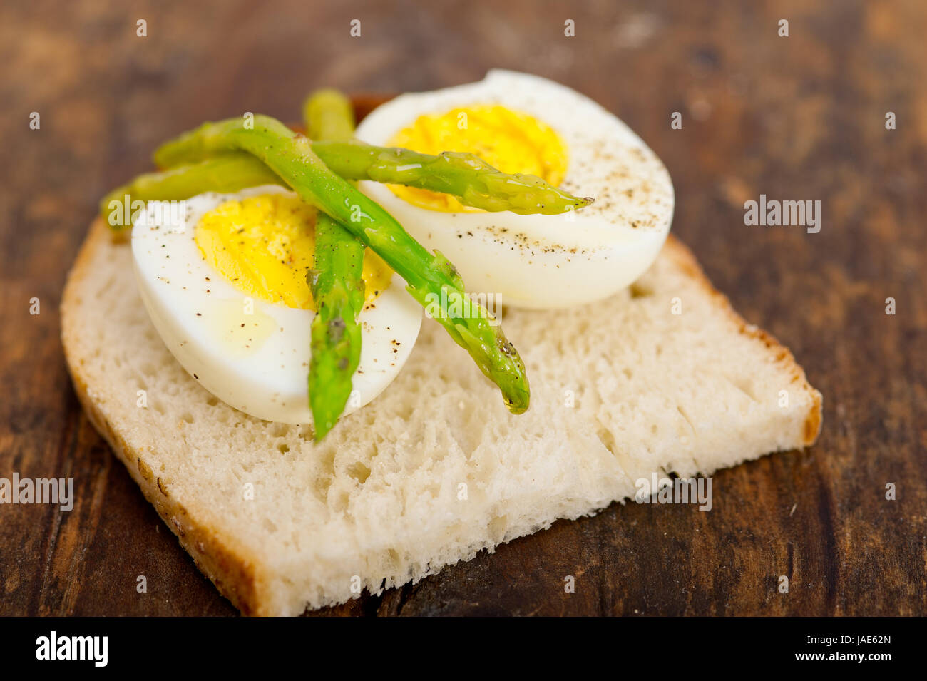 Asperges vertes fraîches bouilli et les oeufs avec l'huile d'olive ...