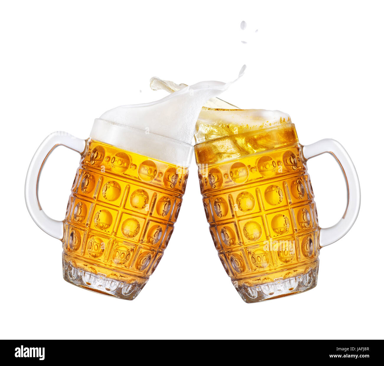 Deux chopes de bière toasting créer splash isolé sur fond blanc. Paire ...