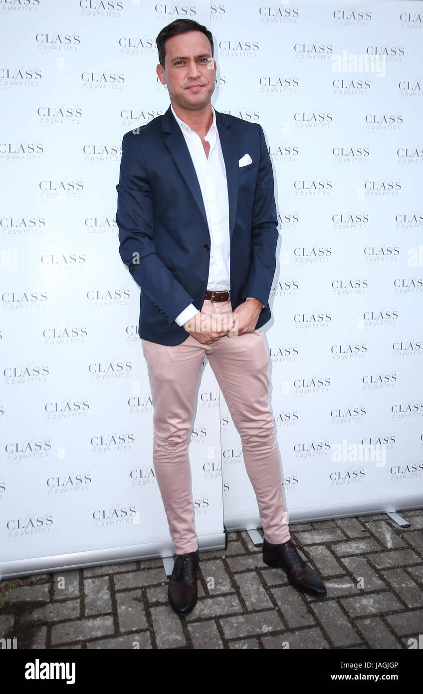 Danielle Lloyd assister à l'ouverture du nouveau salon de beauté de ...