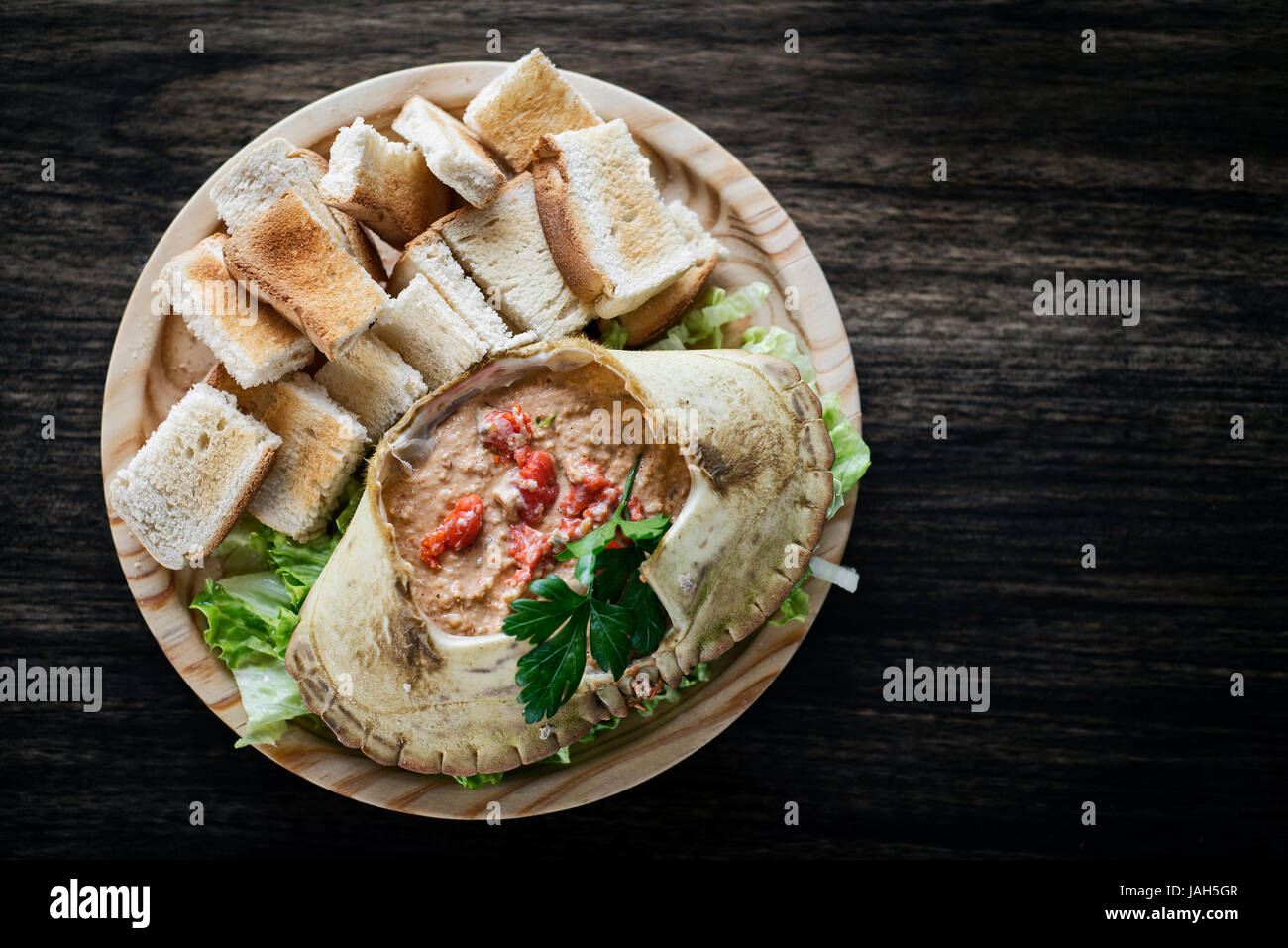 Crème de fruits de mer frais crabe mousse portugais avec toast tapas ...