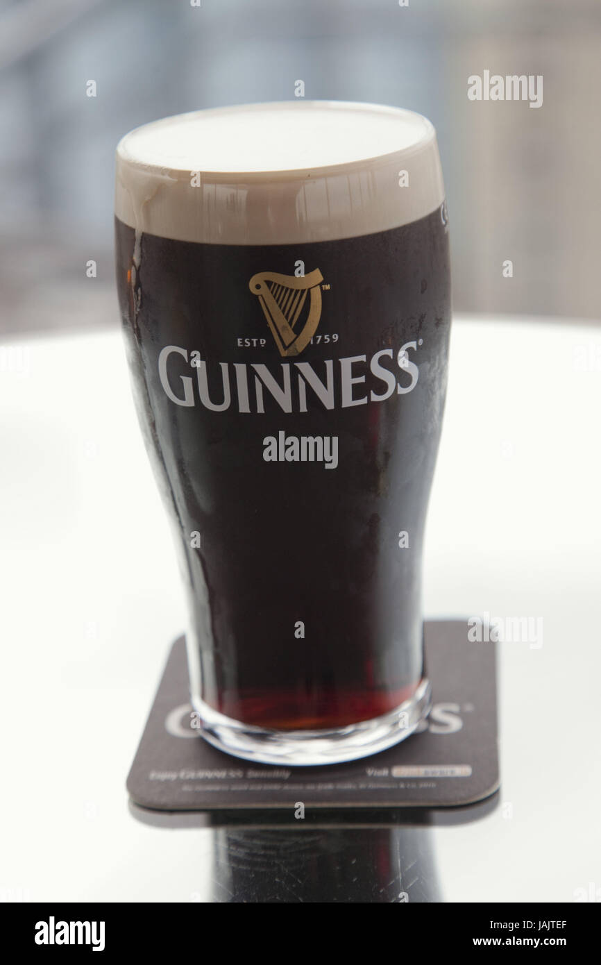 Guinness et verre Banque de photographies et d’images à haute ...
