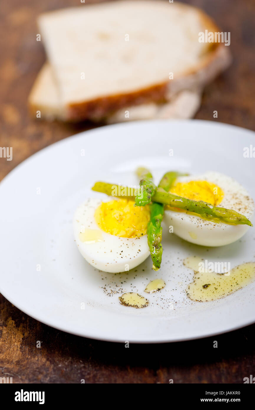 Asperges vertes fraîches bouilli et les oeufs avec l'huile d'olive ...