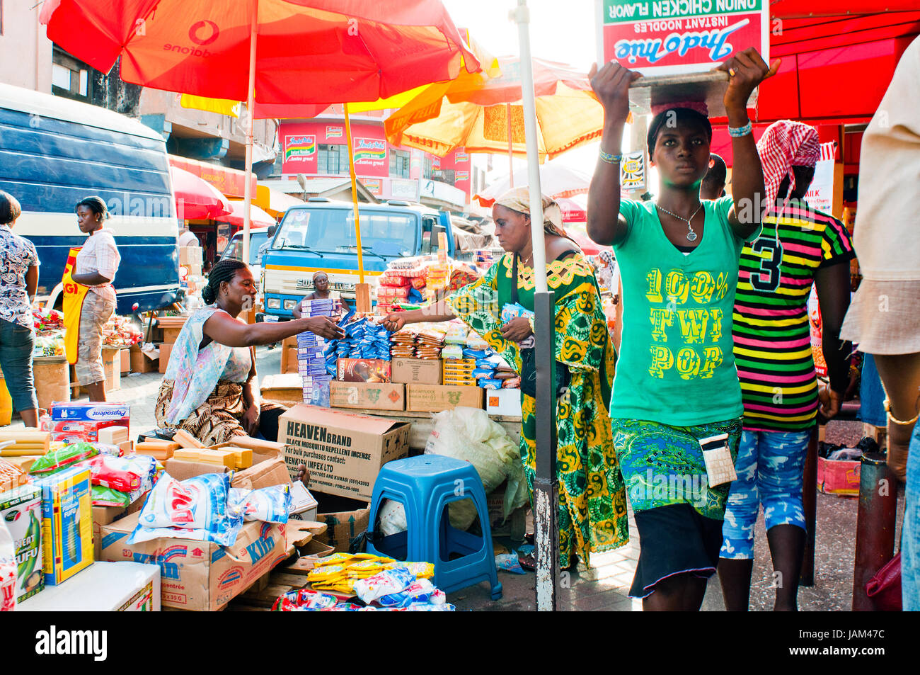 Accra africa ghana market street Banque de photographies et d’images à ...