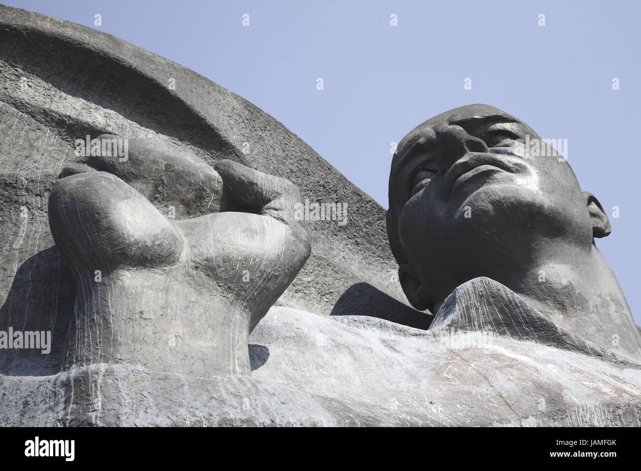 Statue of ernst thalmann Banque de photographies et d’images à haute ...