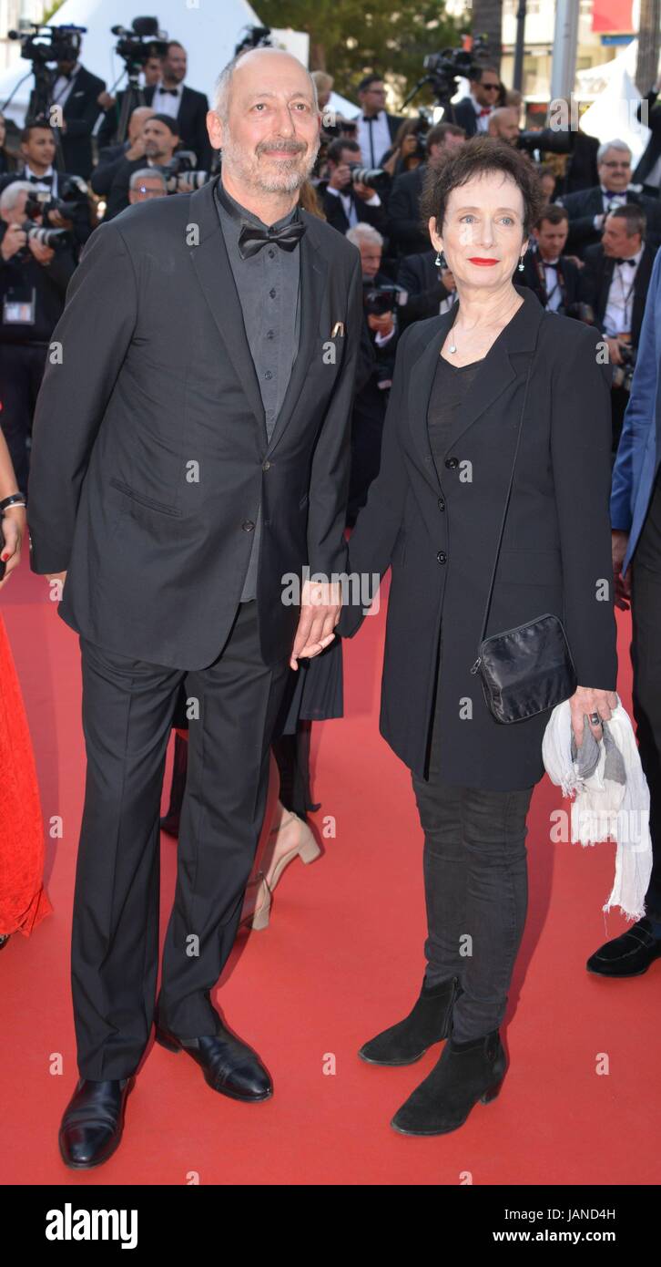 Sam Karmann avec sa femme Catherine Olson en arrivant sur le tapis ...