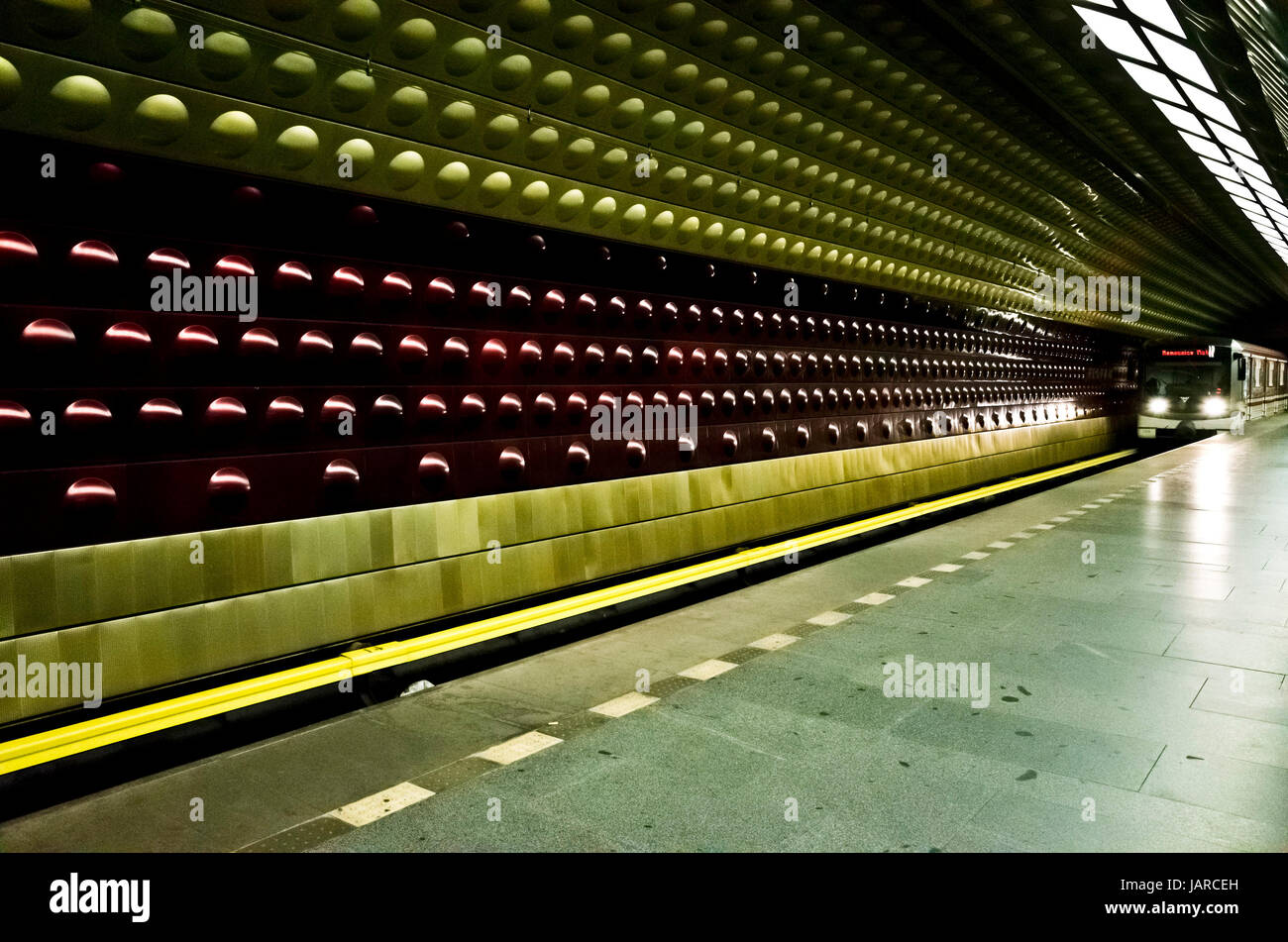 Prague flora metro station Banque de photographies et d’images à haute ...