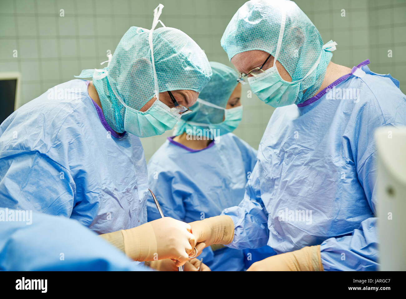 Équipe de chirurgiens et d'infirmières d'effectuer la chirurgie mini ...