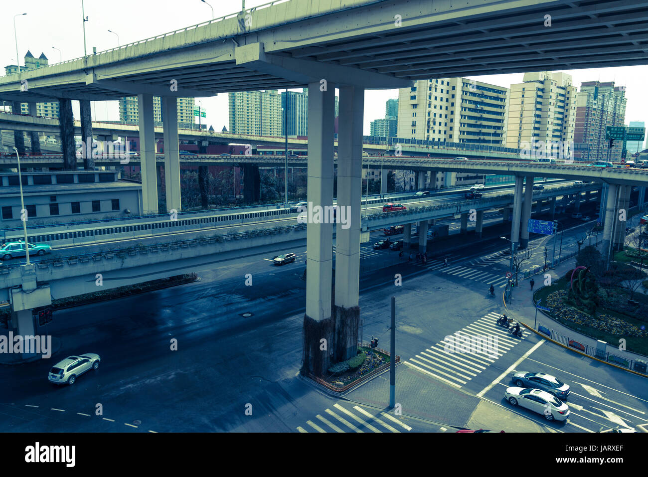 Échangeur routier dans le quartier de Huangpu District, juste avant le ...