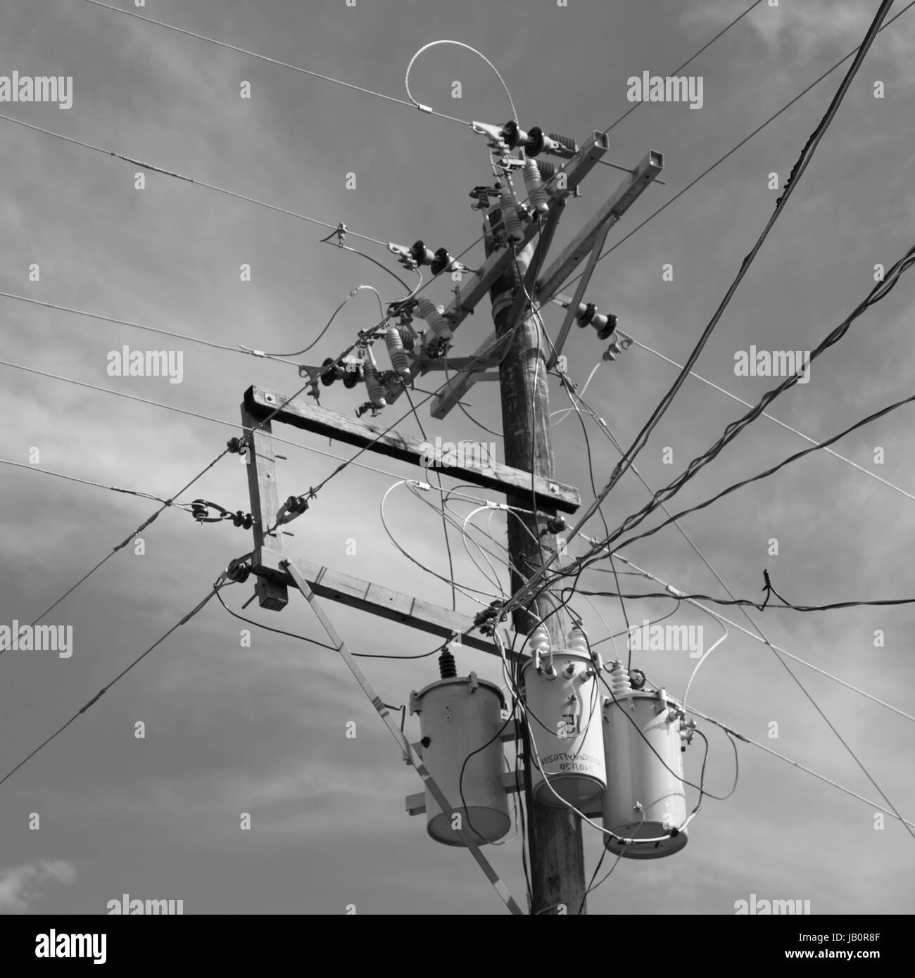 Flou dans philippines un poteau électrique avec transformateur et le ...