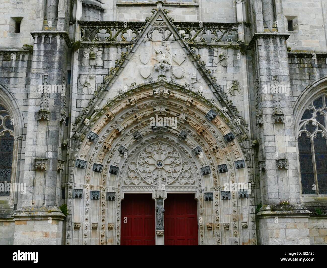 L'ouest de la cathédrale Saint-Corentin, portan sur façade portes ...