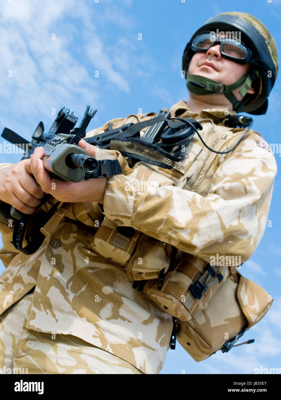 British Royal Commando dans l'uniforme du désert holding sa carabine ...