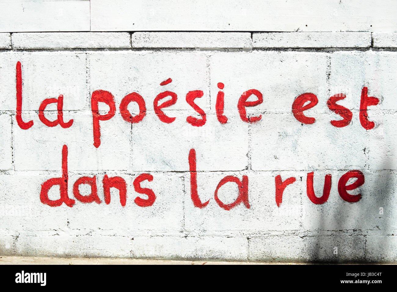 Phrase écrite sur un mur 'la poesie est dans la rue", qui signifie ...