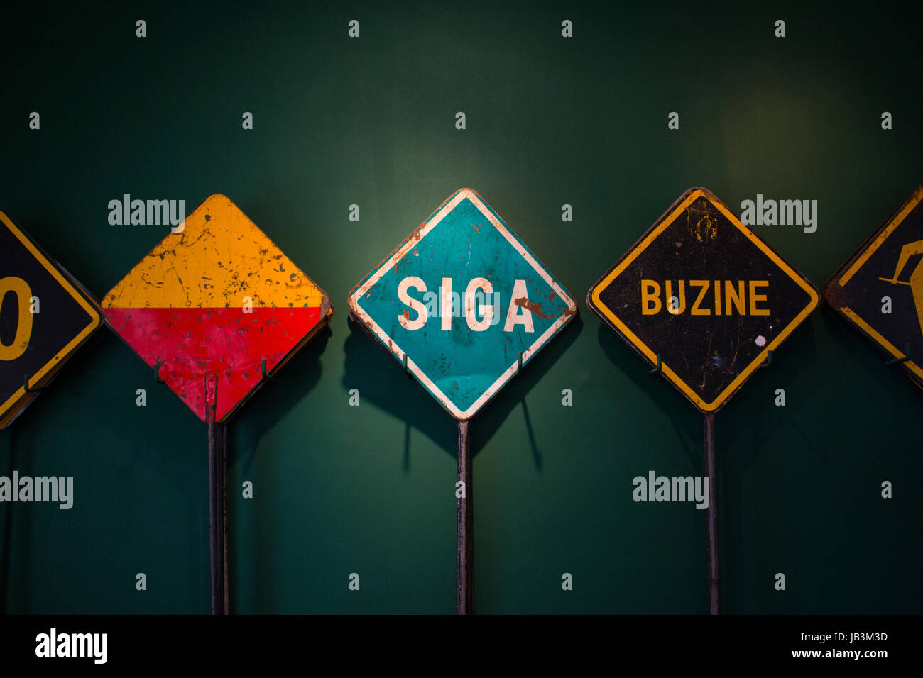 Rail safety signs Banque de photographies et d’images à haute ...