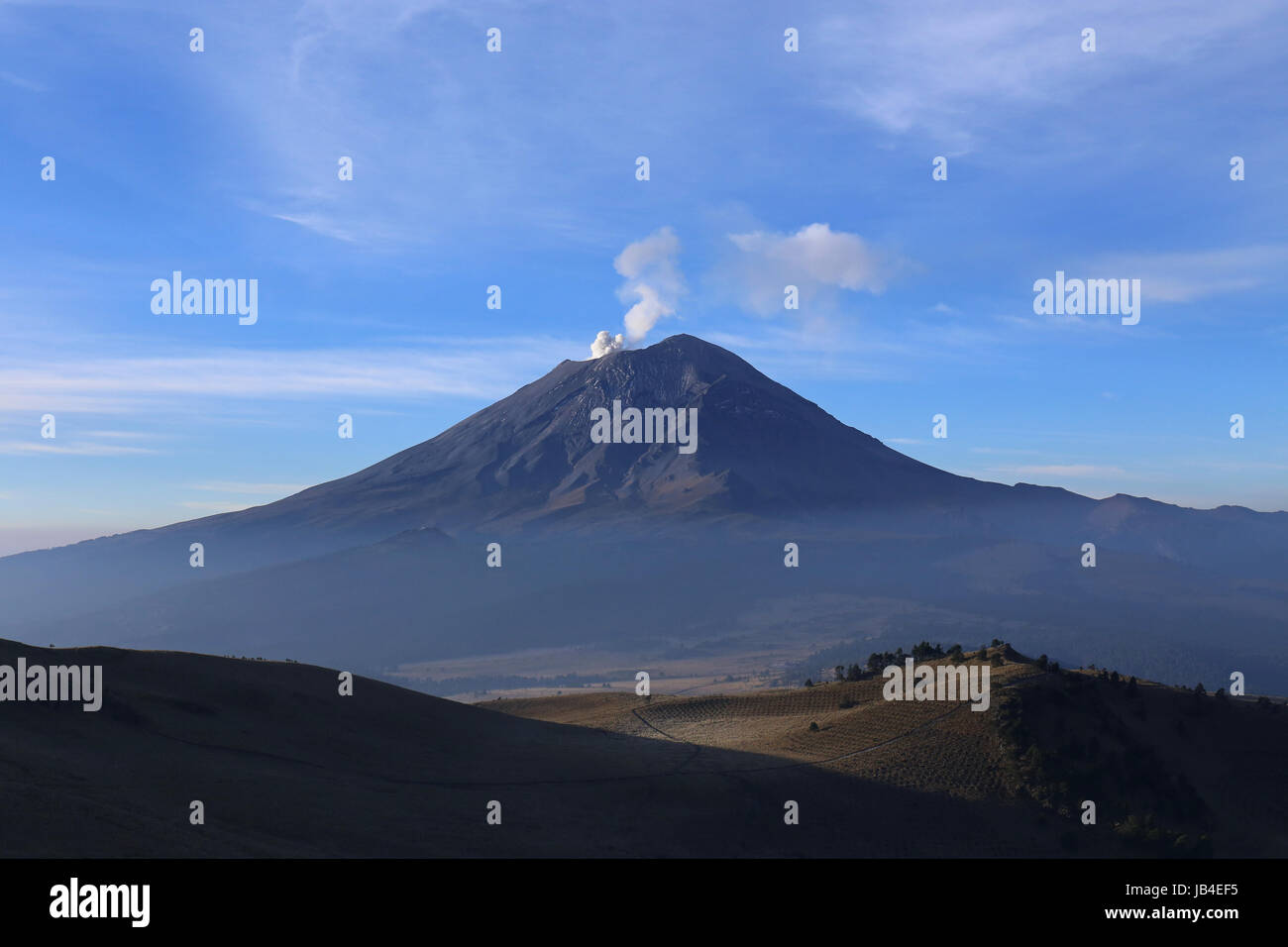 Volcan actif montagne Banque de photographies et d’images à haute ...