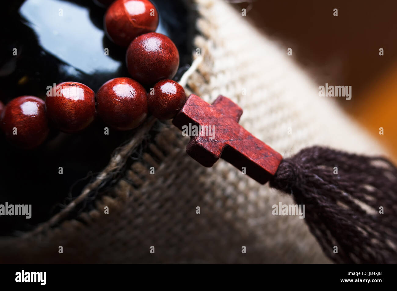 Chapelet avec une croix Banque de photographies et d’images à haute ...