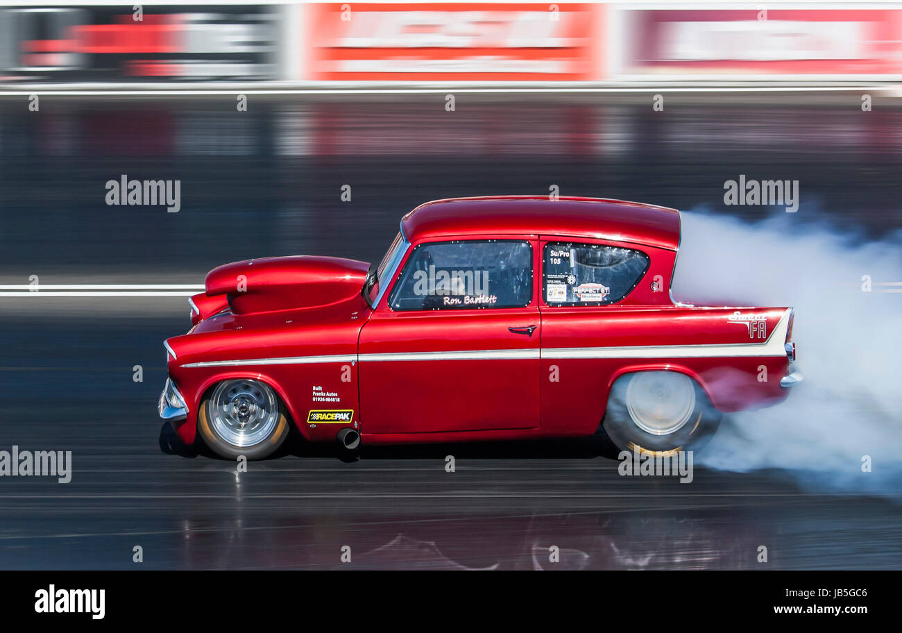 Super Pro et drag racing à Santa Pod Raceway. Ron Bartlett au volant d ...
