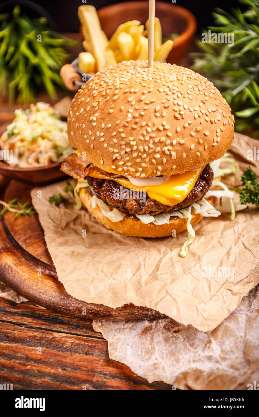 Burger au fromage grillé avec patty, le fromage et le chou sur du ...