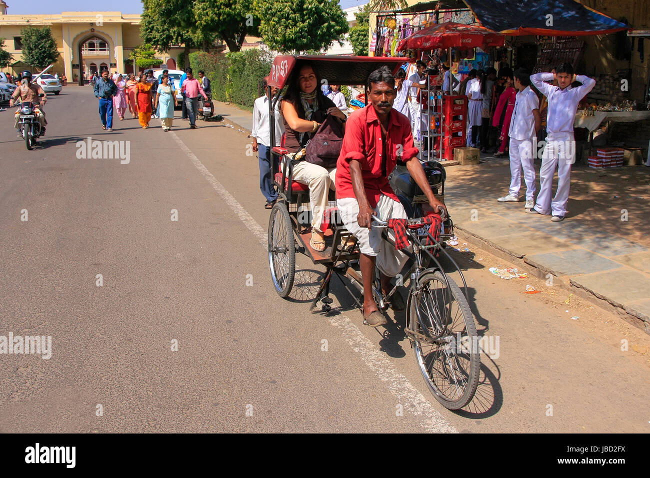 Conduite de pousse-pousse à vélo dans les rues de Jaipur, Rajasthan ...