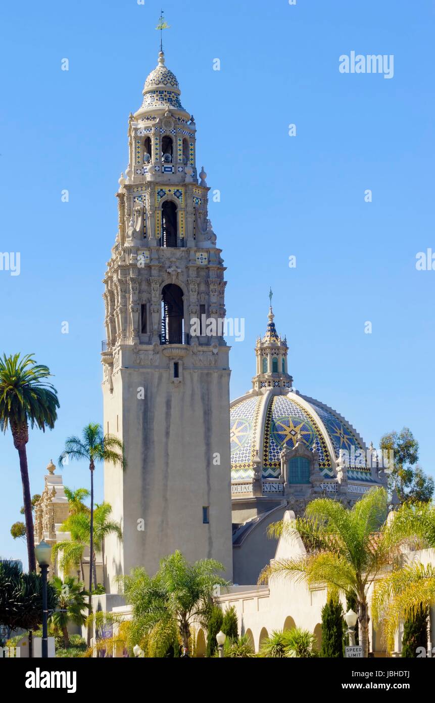 Le mafnificent Californie Bell Tower et le dôme à l'entrée de Balboa ...