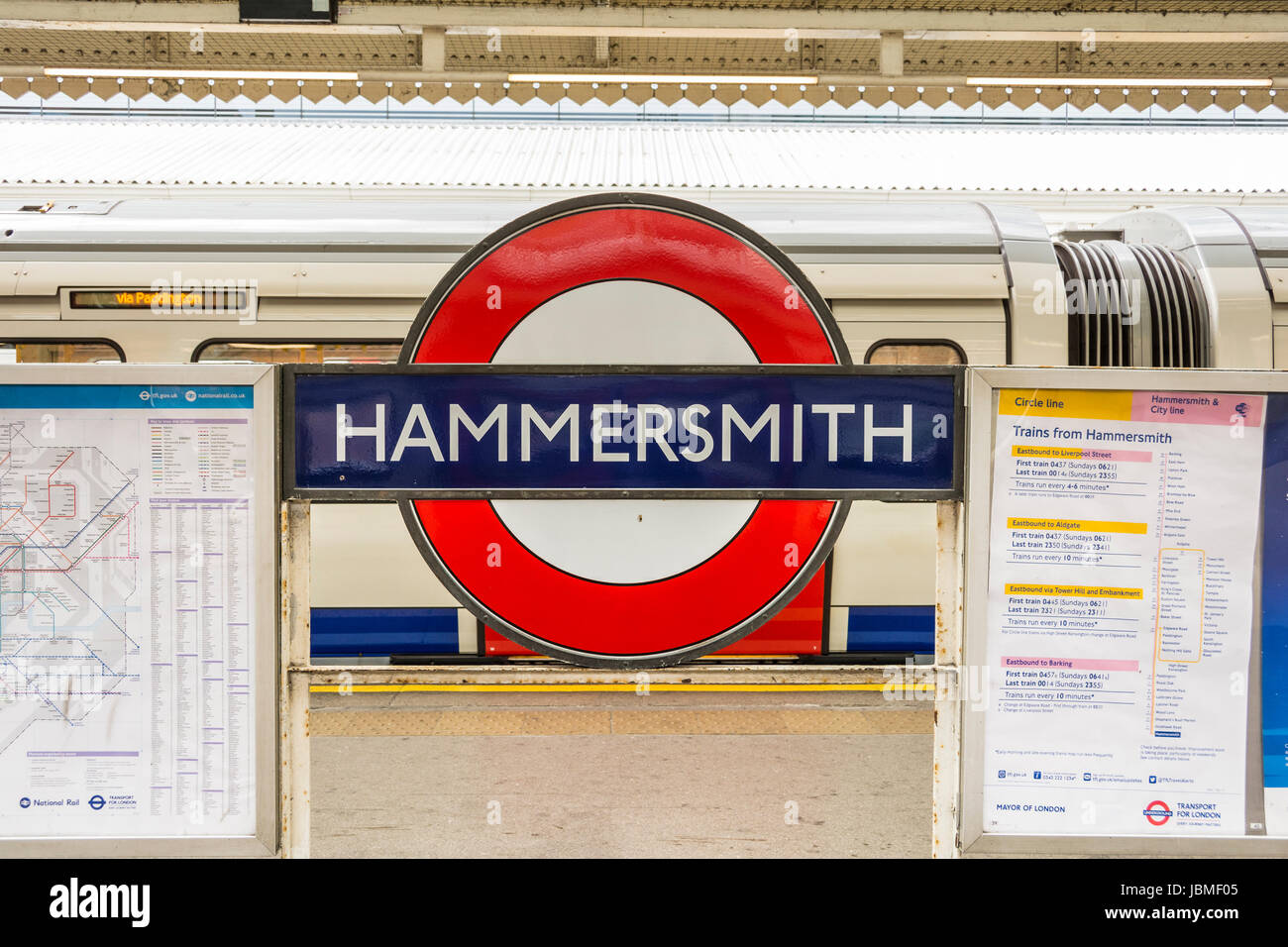 Hammersmith line tube train Banque de photographies et d’images à haute ...